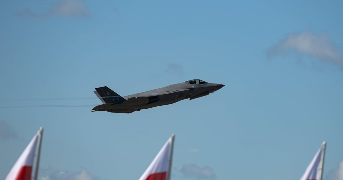 W Bazie Lotnictwa Taktycznego w Łasku ceremonia przyjęcia polskich F-35 ...